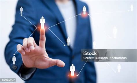 Hr 인간을 들고 사업가 미디어 화면의 그래프 화면에 사람 아이콘 채용 고용 팀 빌딩과 기술 프로세스 시스템 비즈니스 조직 구조 개념 개념에 대한 스톡 사진 및 기타 이미지