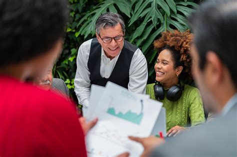 비즈니스 직원 그룹이 이사회 회의실에 모여 회사 문제를 논의하는 자연의 샷입니다 라틴 아메리카 문화에 대한 스톡 사진 및 기타 이미지 라틴 아메리카 문화 업무 회의