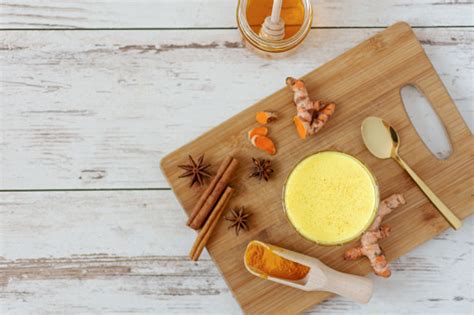 계피와 다른 향기로운 향신료 최고 보기와 황금 심 황 우유 건강하고 향기로운 해독 음료 한방 의학 항 염증 치료 가루로 빻은에 대한 스톡 사진 및 기타 이미지 Istock