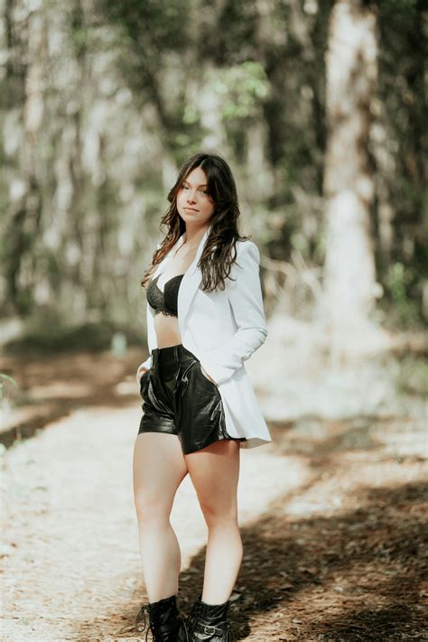 갈색 머리 모델 베이지 코트 수직 쐈어 주머니에 손을 패션 사진 포즈를 취하는 해변에 관한 무료 스톡 사진