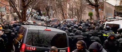 შსს ნატა ფერაძის სახლთან შეკრებილ აქციის მონაწილეებს მოუწოდებს არ გასცდნენ გამოხატვის