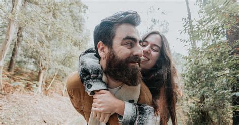 숲에서 여자를 등에 업고 있는 남자 사진 Unsplash의 남자 이미지