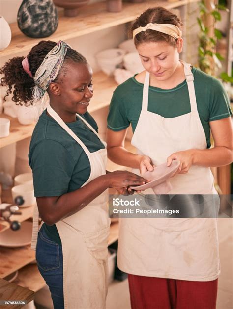 도자기 가게 창의적인 도자기 또는 조각 디자인 금형 제조 또는 예술 제품을 작업하는 팀 협업 다양성 또는 스타트업 중소기업