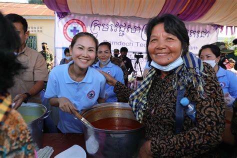 លោកជំទាវ ហ៊ុន ម៉ាណា និង ឯកឧត្តម ឌី វិជ្ជា