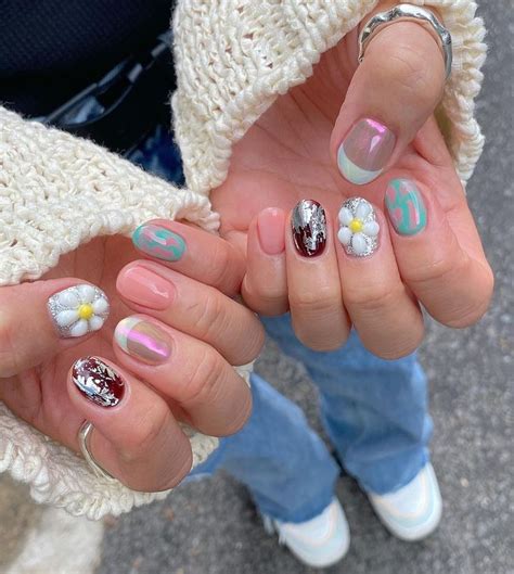 바야흐로여름 목동네일샵 Nail On Instagram ㄲㅑ 이뽕 나는 좀 더 동글동글한게 좋더라 🌼🤍 Yuritabata 디자인입니다〰️ 미러파우더 꽃네일