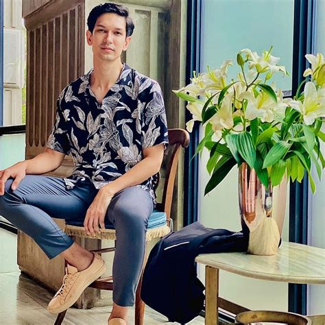 Pesona Dimas Beck Yang Dikabarkan Dekat Dengan Luna Maya Foto 1