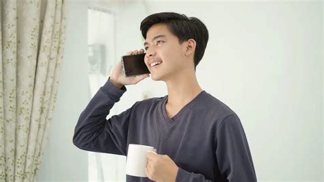 Ternyata Ini Ciri-Ciri Cowok Soft Spoken yang Gak Semua Orang Tahu - Bromen