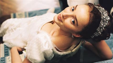 Phoebe Dynevor On Filming Bridgertons Sex And Intimacy Scenes