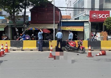 រន្ធត់ណាស់ នារីម្នាក់ជិះម៉ូតូទាក់ដៃចង្កូតដួលនិងថ្នល់ ត្រូវគ្រឿងចក្រកិន