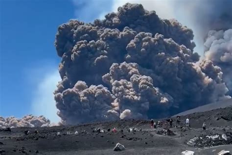 Vulcão Ativo Mais Alto Da Europa Entra Erupção VÍdeo