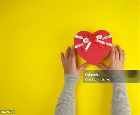 바늘은 노란색 배경에 마음의 모양으로 종이 폐쇄 빨간 상자를 들고 공휴일에 대한 스톡 사진 및 기타 이미지 공휴일 기념일 나비매듭 Istock
