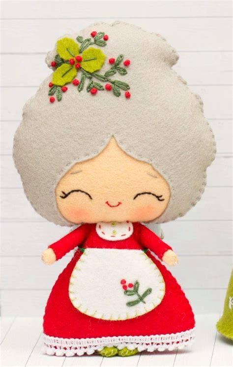 Patrón De Pdf La Señora Santa Con Un árbol De Navidad Por Noialand