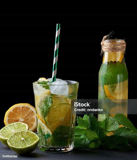 신선한 레몬 라임 민트 그린의 차가운 레모네이드가 유리 0명에 대한 스톡 사진 및 기타 이미지 0명 각얼음 건강한 식생활