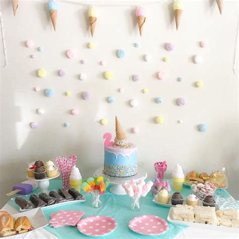 تزیین میز تولد ساده و شیک با گل و شمع تزیین میز تولد مردانه