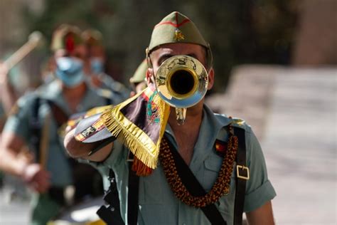 Premium Photo A Legionary Soldier From The Marching Band Plays The