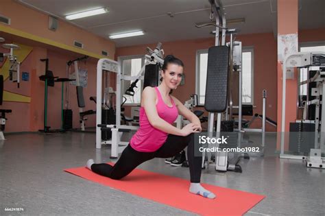 아름 다운 소녀는 양탄자에 피트 니스 클럽에서 운동 이다 스트레칭 1에 대한 스톡 사진 및 기타 이미지 1 가냘픈 건강한 생활방식 Istock
