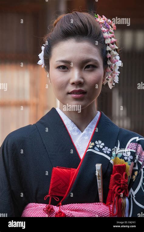Jovencita Japonesa En Kimono De Boda Tradicional En El Distrito De Higashi Chaya De Kanazawa