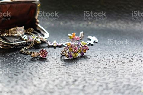 다양 한 색상 섬세 한 색조의 색된 돌큐빅 지 르 코니와 실버 보석 보석 핑크 녹색 노란색 라일락 금속 제품에 모조 다이아몬드입니다 0명에 대한 스톡 사진 및 기타 이미지