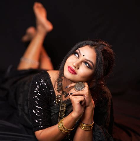 শীতের সকালে গ্রামে খেজুরের রস খাওয়ার একটা বিশেষ আনন্দ আছে। সকালে ঠাণ্ডা হাওয়া চারপাশে নিরবতা