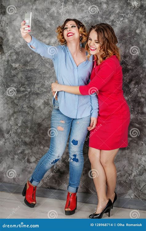 Deux Belles Filles Riant Et Prenant Des Photos Le Concept De Photo Stock Image Du Gens
