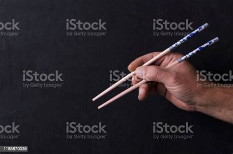 전통적인 나무 젓가락을 사용 하 여 남자 어두운 배경 설계를 위한 빈 공간 가지 식물 부위에 대한 스톡 사진 및 기타 이미지 가지 식물 부위 개념 건강한 식생활