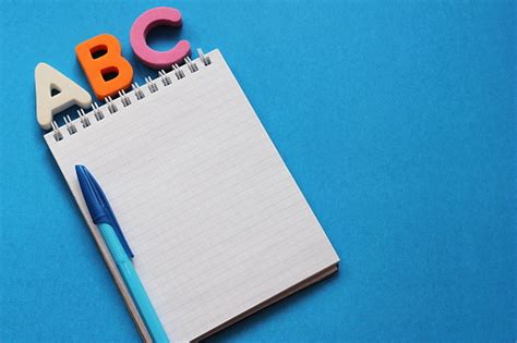 Abc파란색 배경에 영어 알파벳의 첫 글자 노트북 및 펜 텍스트의 빈 공간입니다 외국어를 배우십시오 개념에 대한 스톡 사진 및 기타 이미지 Istock