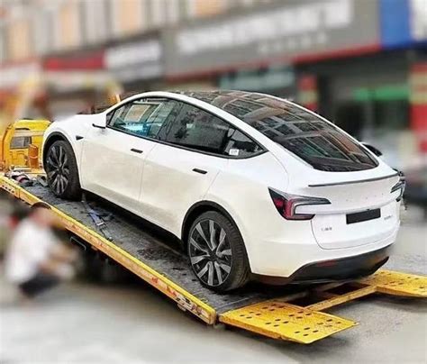 완전히 유출된 테슬라 모델 Y 페이스리프트 오토스파이넷