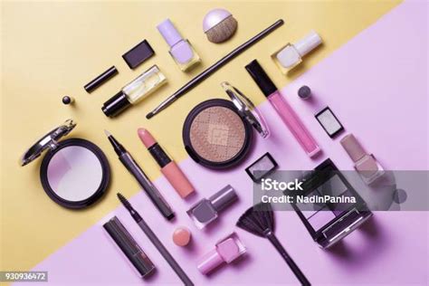 아름다움 장식 화장품입니다 메이크업 브러쉬 설정 및 색상 분홍색과 파란색 배경에 아이섀도우 팔레트 평평 하다 탑 뷰 최소한의 스타일 개념에 대한 스톡 사진 및 기타 이미지