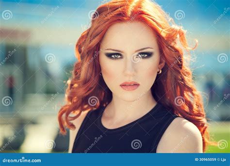Ragazza Rossa Dei Capelli Immagine Stock Immagine Di Osservare 30965059