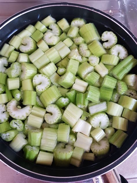 샐러리와 양파의 만남 샐러리장아찌예요~