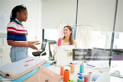 함께 일하는 여성 중소기업 중소기업 고객을위한 맞춤형 디자인 둘 다 훌륭한 디자이너로 활동했습니다 기술에 대한 스톡 사진 및 기타 이미지 Istock