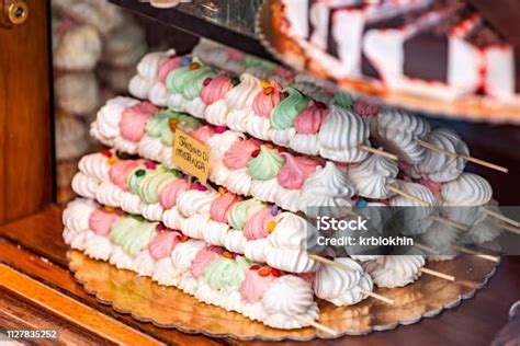 이탈리아 디저트 기호로 미식가 빵집 이탈리아 카페에 전시에 저장소 창에 작은 다채로운 녹색 빨간색과 분홍색 구운된 계란 머 랭