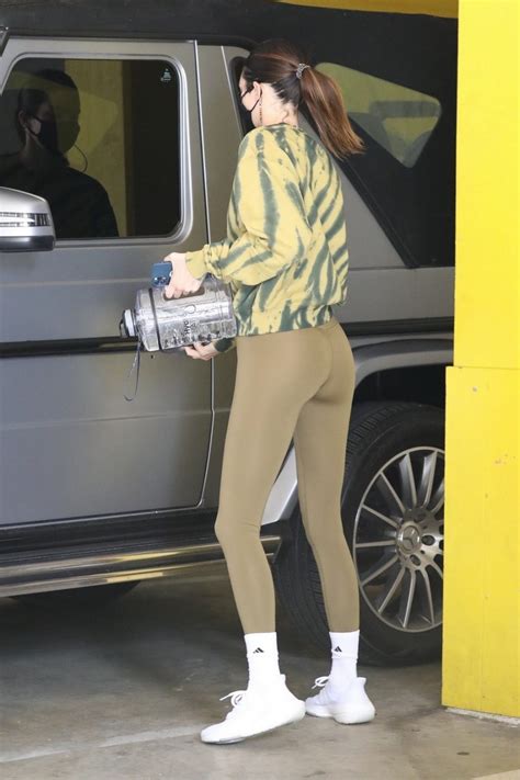 Kendall Jenner Showed Off Significant Cameltoe In Tight Leggings 24