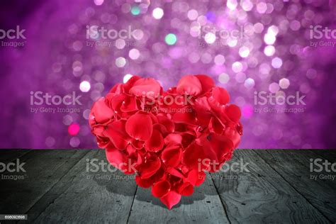 보케와 나무 갑판 테이블에 장미 꽃잎으로 만든 심장 모양발렌타인 조성 개념 기호에 대한 스톡 사진 및 기타 이미지 개념 기호