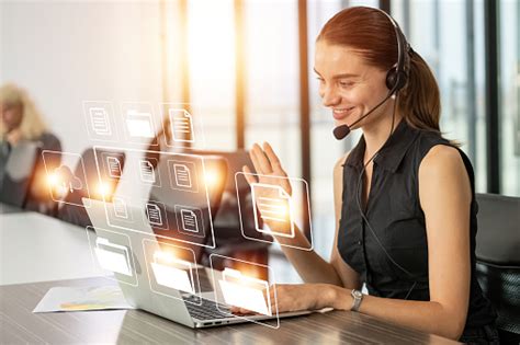 랩톱 전사적 자원 관리 Erp를 사용하는 여성 사업가 가상 화면에 아이콘이 있는 문서 관리 개념 가상 화면에 아이콘이 있는 랩톱 컴퓨터로 작업하는 비즈니스 여성 35 39