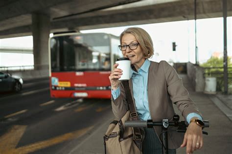 한 노인 사업가가 스쿠터를 타고 도시를 돌아다니며 버스를 기다린다 거리에 대한 스톡 사진 및 기타 이미지 거리 교통수단 대기 Istock