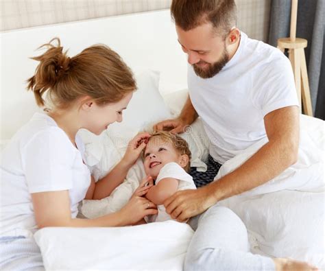 Feliz Família Mãe Pai E Filho Rindo Brincando Luta Travesseiros E