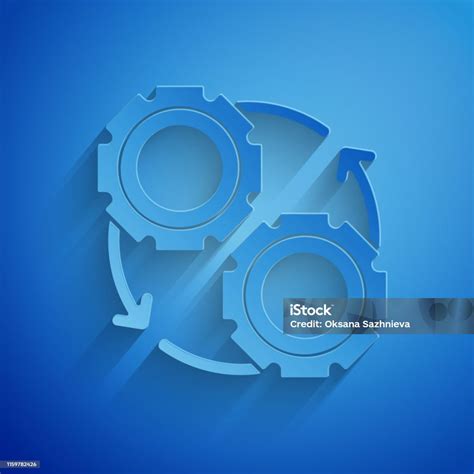 파란색 배경에 격리된 워크플로우 프로세스 개념 아이콘으로 기어와 화살표를 잘라냅니다 기어 재장전 기호 종이 아트 스타일입니다 벡터 일러스트레이션 개념에 대한 스톡 벡터 아트