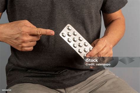 알아볼 수없는 남자 손은 다른 질병에서 알약으로 물집을 잡습니다 건강관리와 의술에 대한 스톡 사진 및 기타 이미지 건강관리와 의술 두통 마약 Istock