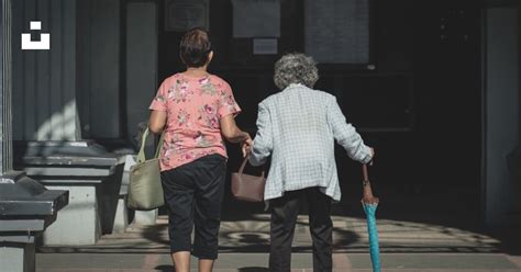 흰색과 파란색 체크 드레스 셔츠를 입은 남자가 분홍색 셔츠를 입은 여자 옆에 서 있다 사진 Unsplash의 무료 사람의 이미지