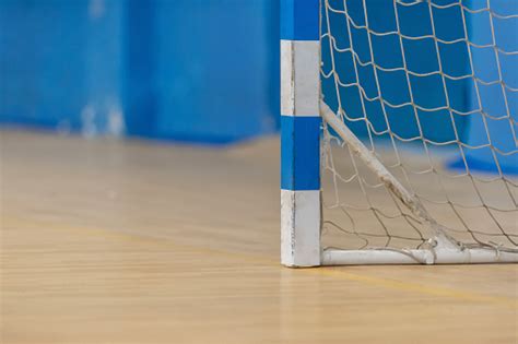 체육관에서 풋살 또는 핸드볼을 위한 게이트 게이트 프레임과 그물의 세부 사항 야외 축구 또는 핸드볼 놀이터 수평 스포츠 포스터