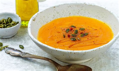 호박과 당근 스프 씨앗 핑크 페 퍼와 올리브 오일 퓌 레 미식가 위한 맛 있는 하 고 건강 한 점심 0명에 대한 스톡 사진 및 기타 이미지 Istock