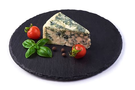 흰색 배경에 고립 된 슬레이트 슬래브에 바질 잎이있는 곰팡이와 체리 토마토가있는 부드러운 블루 치즈의 쐐기 노랑에 대한 스톡 사진 및 기타 이미지 Istock