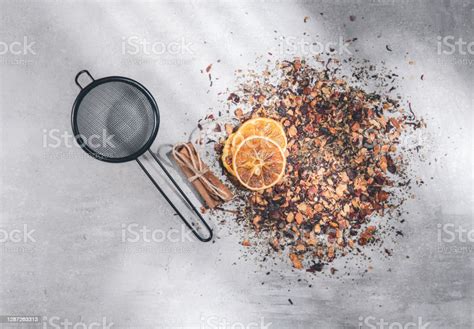 힙은 말린 꽃잎과 열매의 과일 차를 계피 오렌지의 마른 슬라이스와 혼합합니다 0명에 대한 스톡 사진 및 기타 이미지 0명