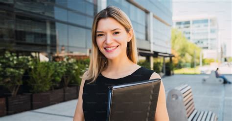 거리에서 야외에 서 있는 동안 클립보드를 들고 있는 젊은 비즈니스 여성의 초상화 사업 개념입니다 사진 Unsplash의 매니저 이미지