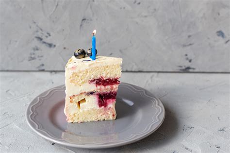 회색 배경 위에 불이 촛불 생일 케이크의 조각 소녀 케이크 베이커리 및 쿠킹 컨셉 0명에 대한 스톡 사진 및 기타 이미지 0명 1 낮 Istock