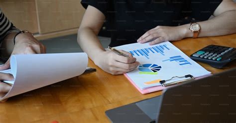 성공적인 결과를 보여주는 차트와 그래프에 대해 논의하는 비즈니스 사람들의 잘린 샷 사진 Unsplash의 태국 이미지