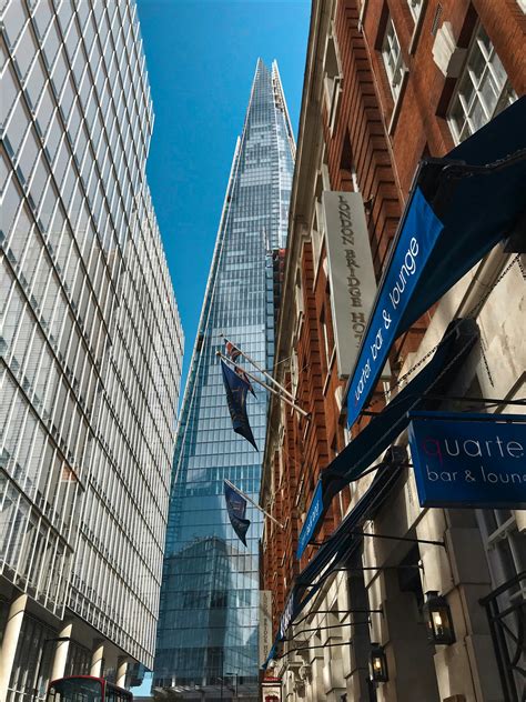 파란색과 흰색 한자 텍스트 간판 사진 Unsplash의 무료 더 샤드 이미지