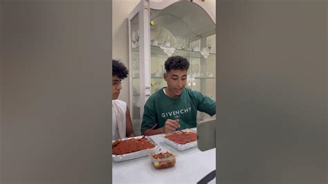 صاحب محل كشري استغل اتنين فود بلوجر بالفلوس Youtube