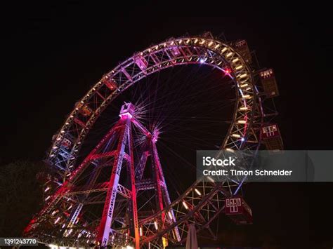 오스트리아 비엔나의 놀이 공원 Prater 에서 밤에는 다채로운 조명 림이있는 인기있는 관람차의 멋진 저각도 전망 볼 0명에 대한 스톡 사진 및 기타 이미지 Istock